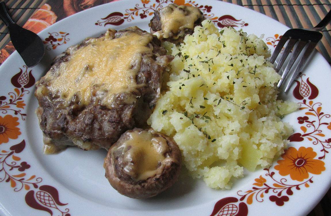 Gombás rakott karaj és gombafejek - Recept | Femina