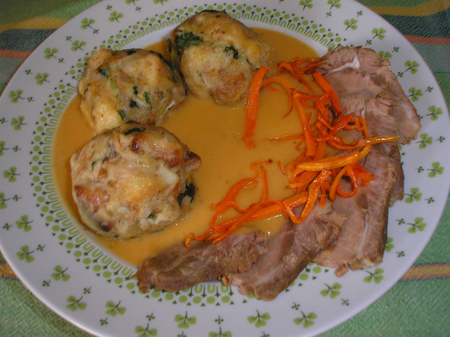 Vadas marhapecsenye zsemlegombóccal - Recept | Femina