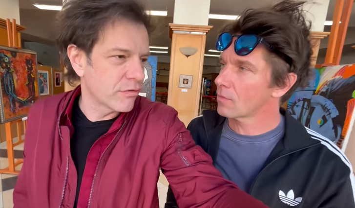 Index - Mindeközben - Till Attila új videójában Kiss Tibi képei mellett ...
