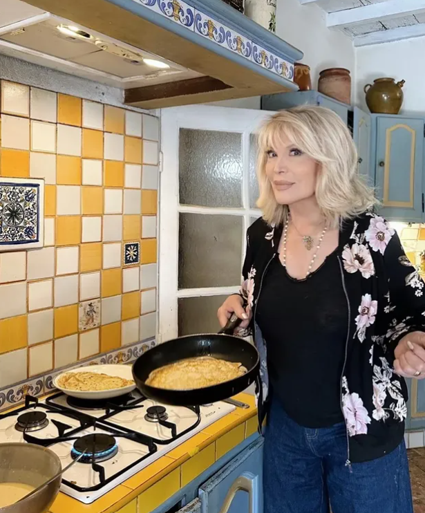 A 86 éves Amanda Lear elképesztően dögös: így néz ki most a 70-es évek ...