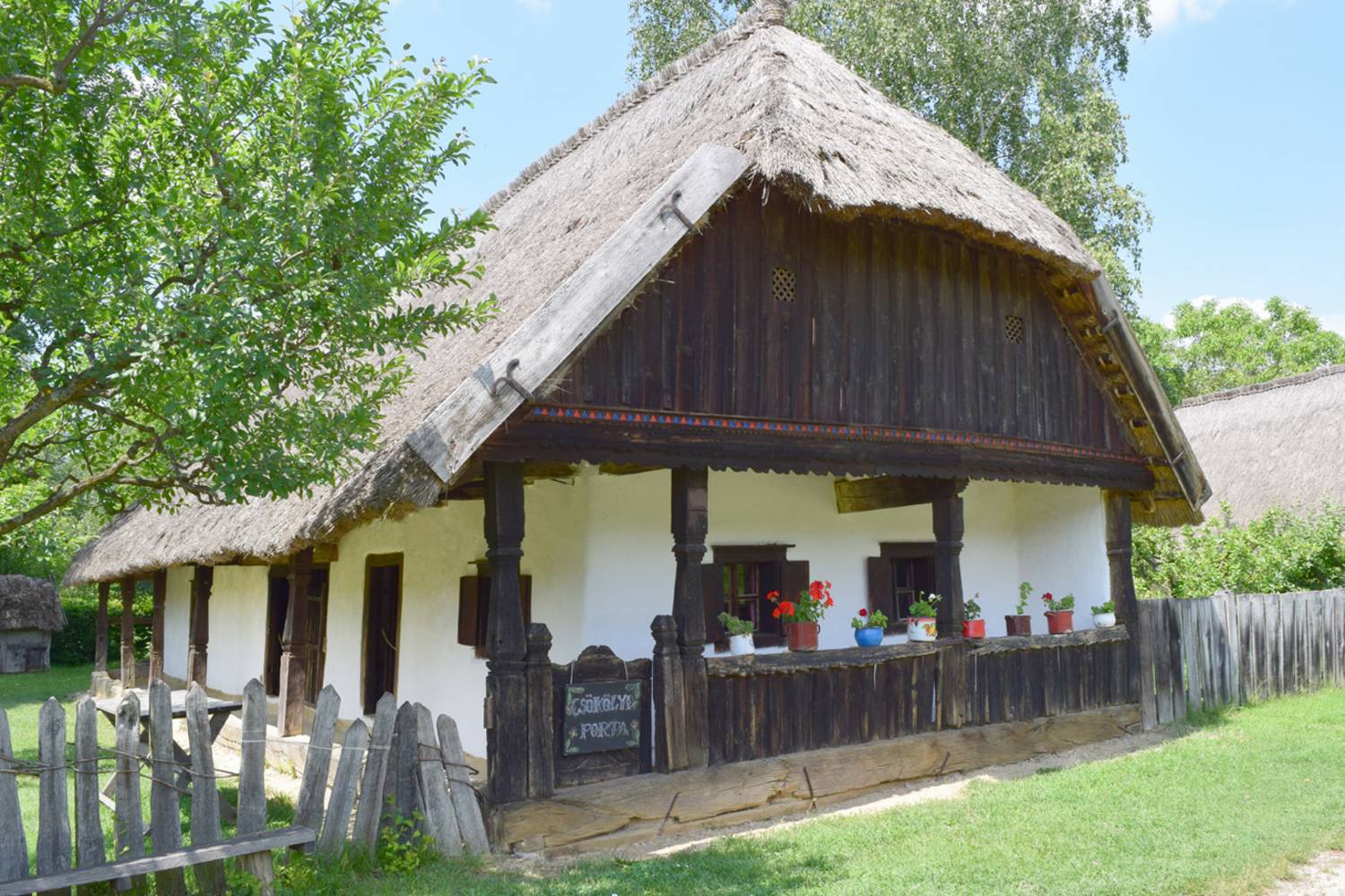 Mintha egy mesekönyvbe lépnél, olyan hangulatosak ezek hazai a falvak ...