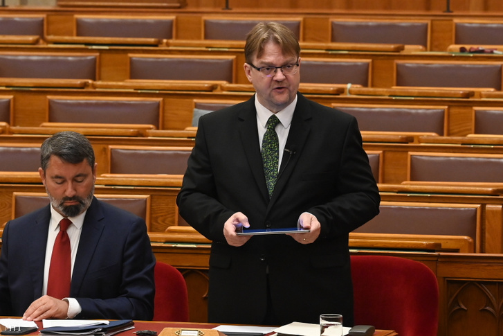 Index - Belföld - Egymásnak estek a képviselők a parlament rendkívüli ...