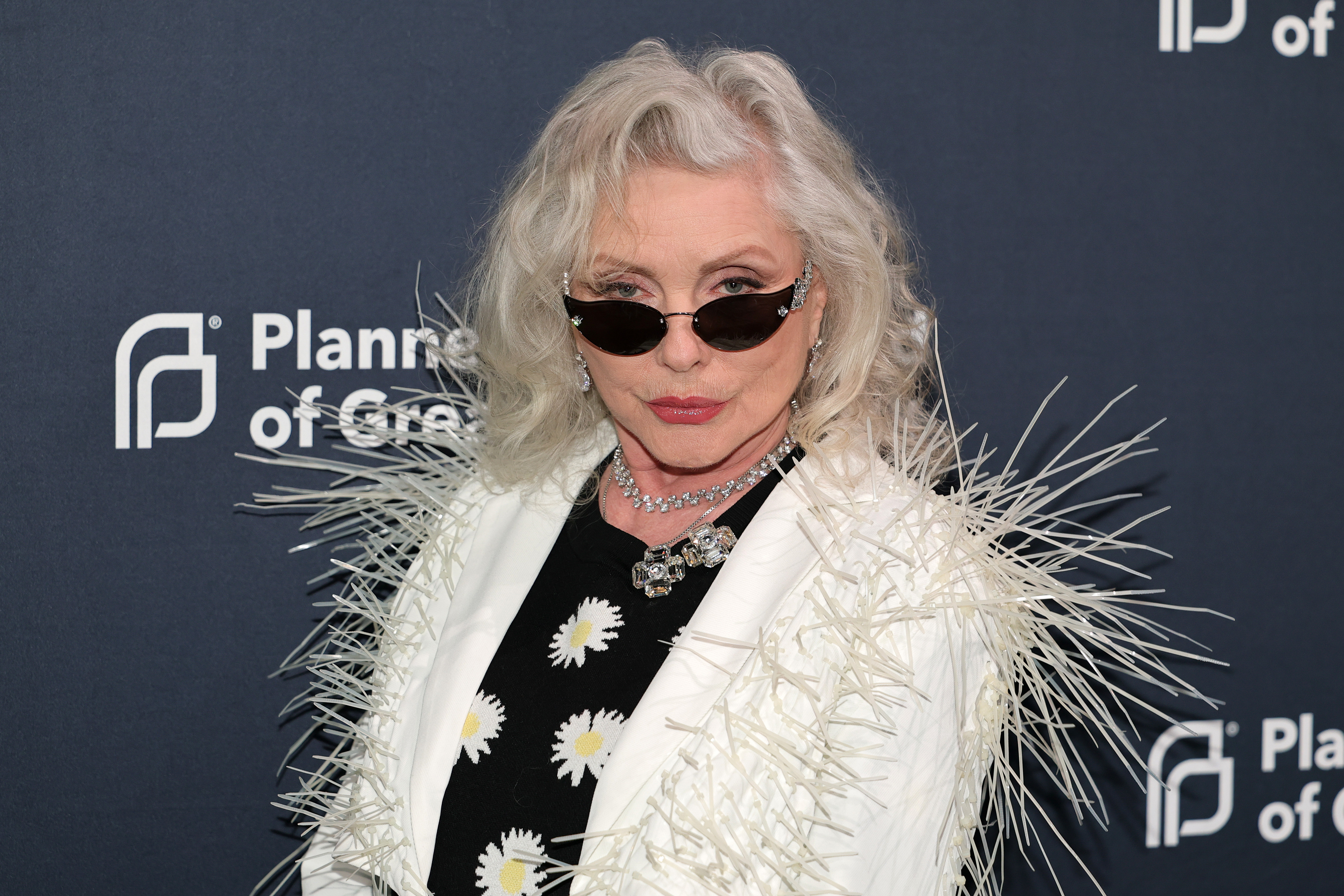 A 80 éves Debbie Harry plasztikáztatott: így fest a Blondie énekesnője ...