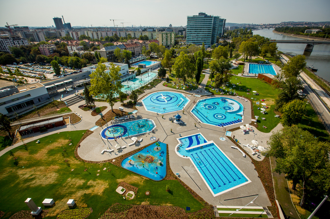 Nagy budapesti strandkörkép – Csúszdákkal, medencékkel, büfékkel várnak ...