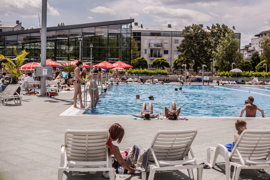 Nagy budapesti strandkörkép – Csúszdákkal, medencékkel, büfékkel várnak ...