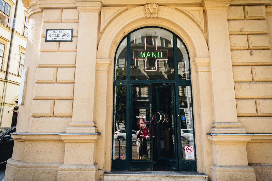 Az utca, melyet egy nőről neveztek el, mégis a férje nevét viseli ...