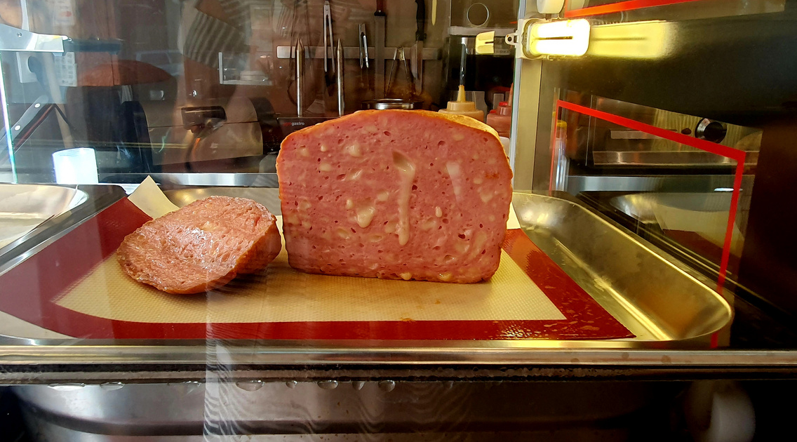 A város legjobb bulikajája a retró bécsi húskenyér – Kipróbáltuk a ...