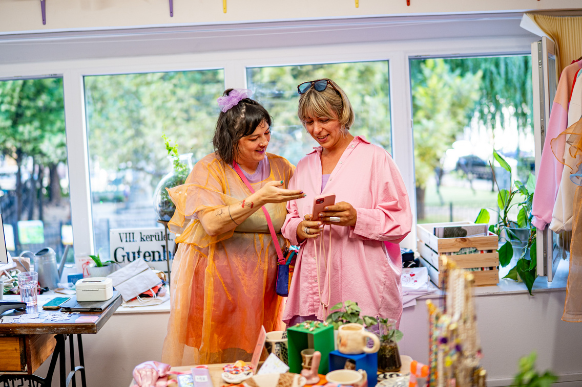 70 négyzetméternyi szín, szabadság és elfogadás – A Józsefvárosba ...