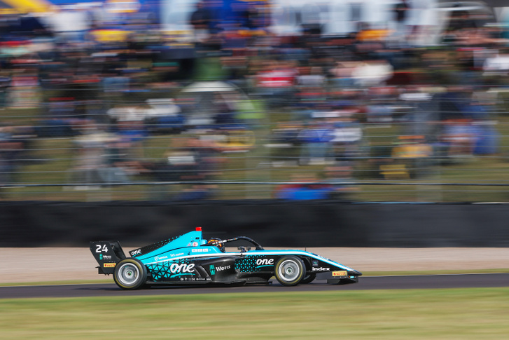 Index - Sport - Büntetésözön zúdult a magyar autóversenyzőre a brit F4-ben