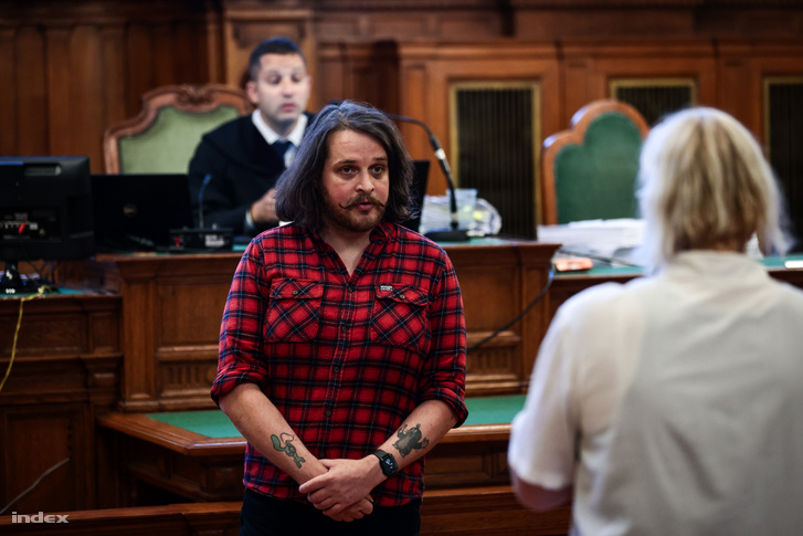 Index - Belföld - Üvöltözés és tüntetés a bíróság épülete előtt ...