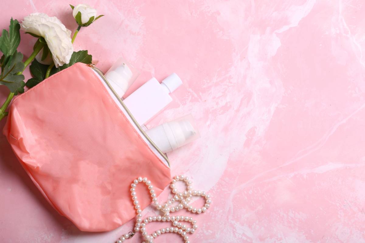 Megviseli a bőrödet az utazás? – Ez az egyszerűsített arcápolási rutin ...