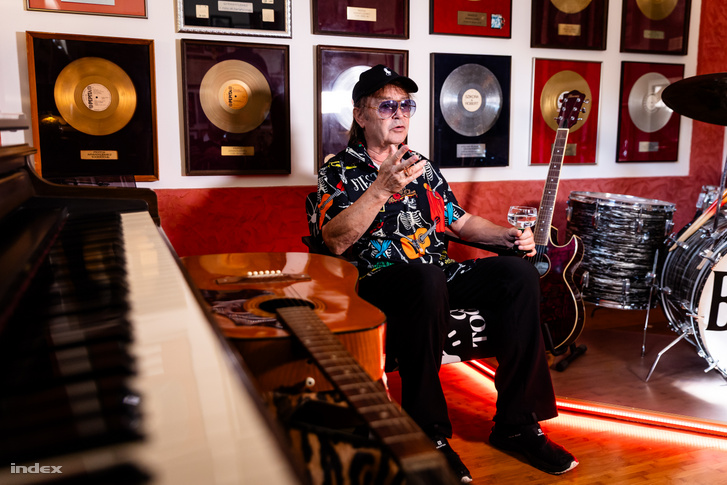 Index - Kultúr - Szikora Róbert: Félrehívnám Krúbit, és azt mondanám ...