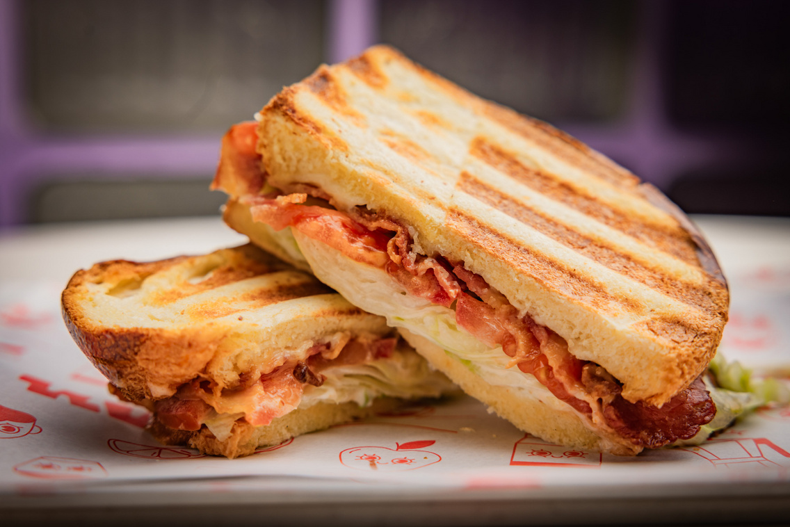 Megnyílt a kávézó, ahol azok a barátaid várnak, akiket még nem ismersz ...