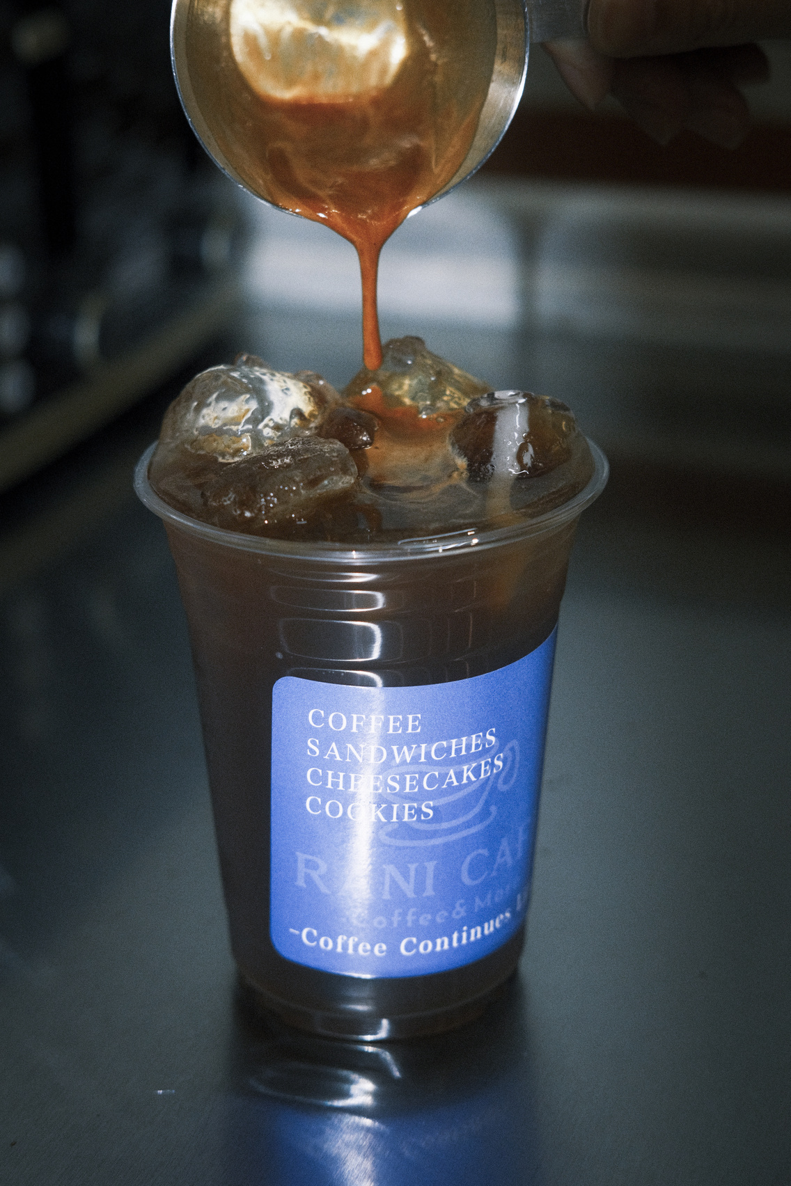 Banános szendviccsel és óriási kávéval hódít az aprócska Rani café ...