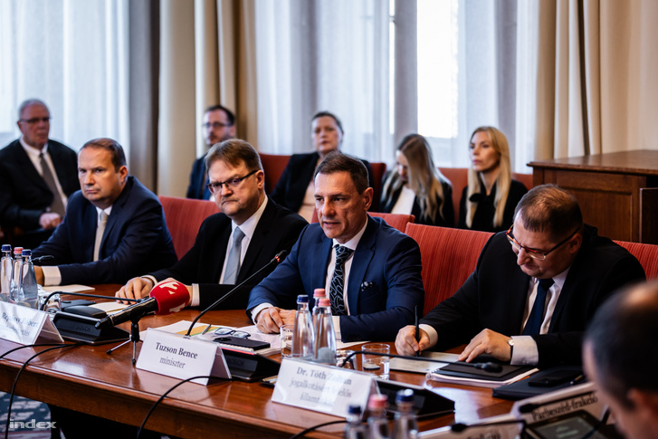 Index - Belföld - Jöhet a 13. havi bér az egyik ágazatban, bejelentést ...