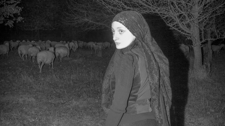 Index - Kultúr - Csinszka ereje démoni, mindent széttör maga körül