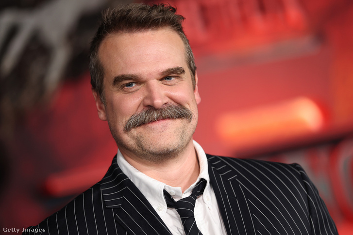 Index - Mindeközben - David Harbour teljesen átalakult új szerepe kedvéért, mintha nem is ő ...