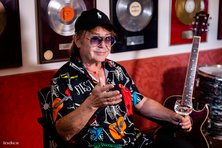 Index - Mindeközben - Zámbó Jimmyvel énekel Szikora Róbert az új albumán