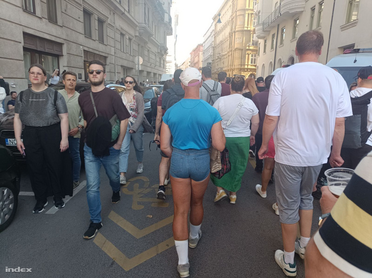 Index - Belföld - Caramel énekel - Az új Országgyűlés alakuló ülése ...